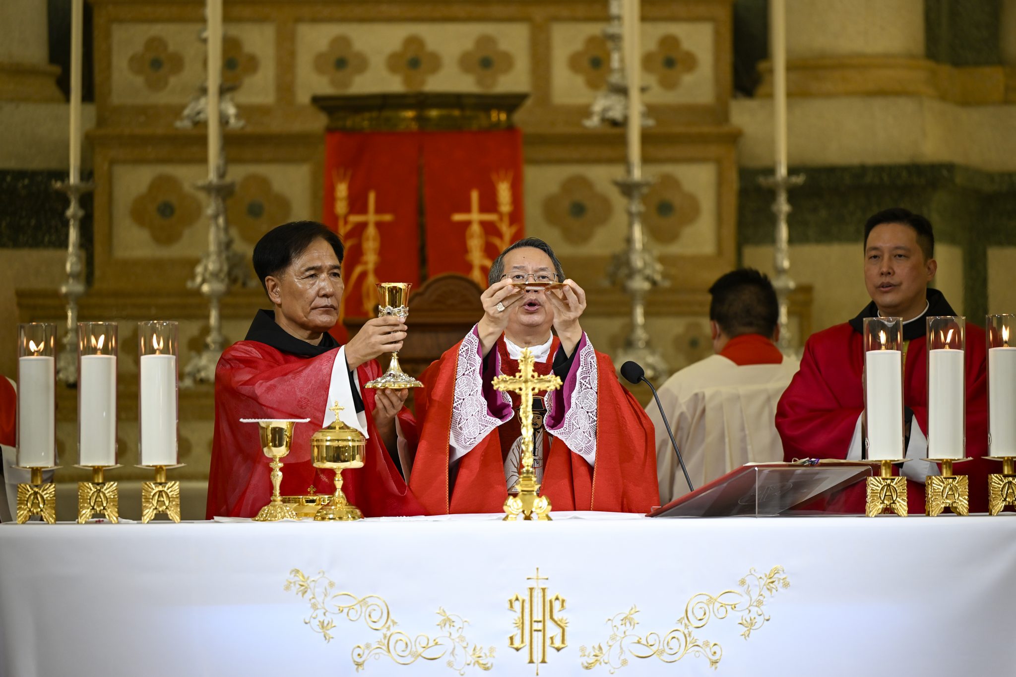“Bread and wine, fruit of the earth and work of human hands” – O Clarim EN